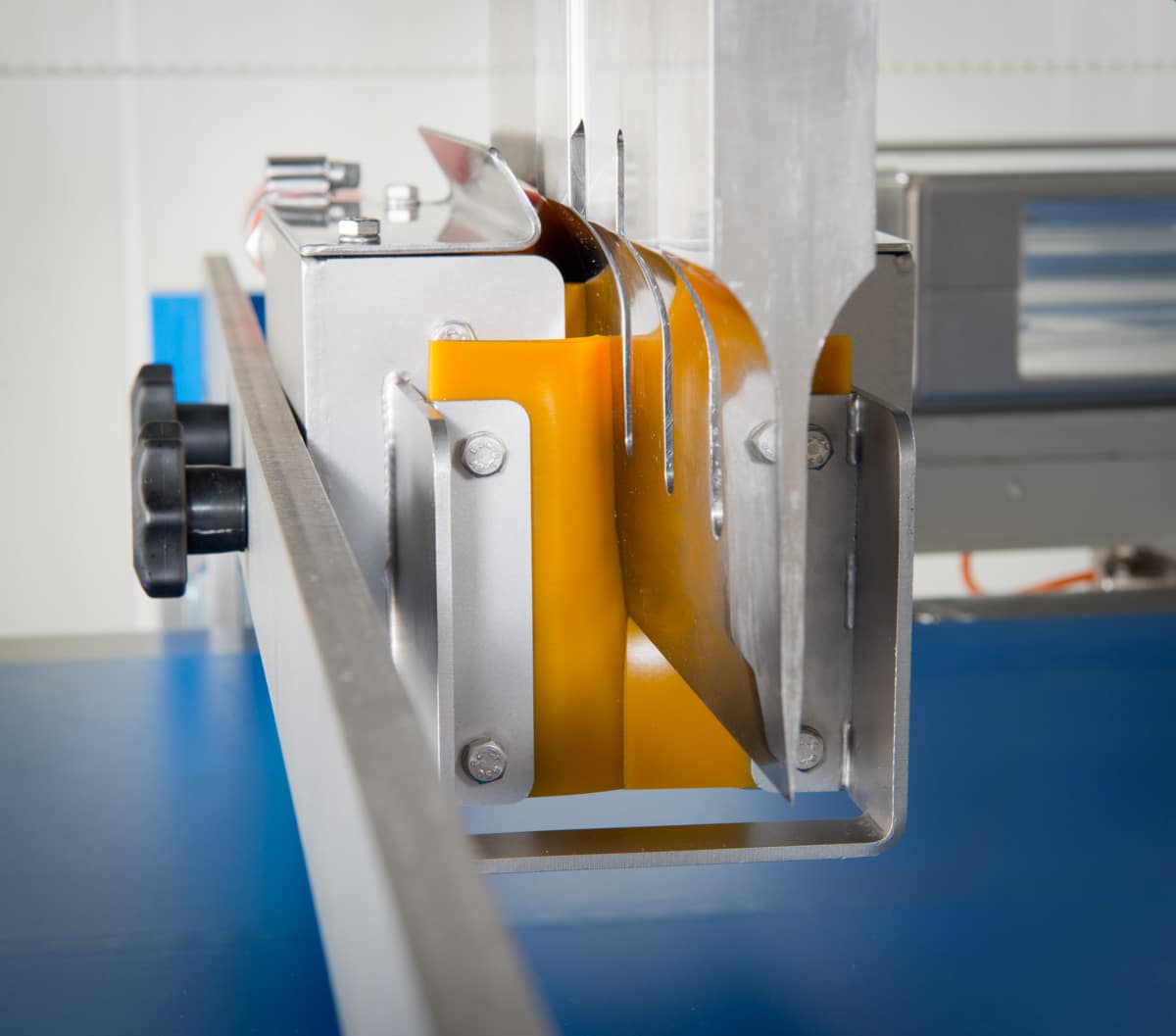 Compact Ultrasonic Slicer - Bakon Food Equipment